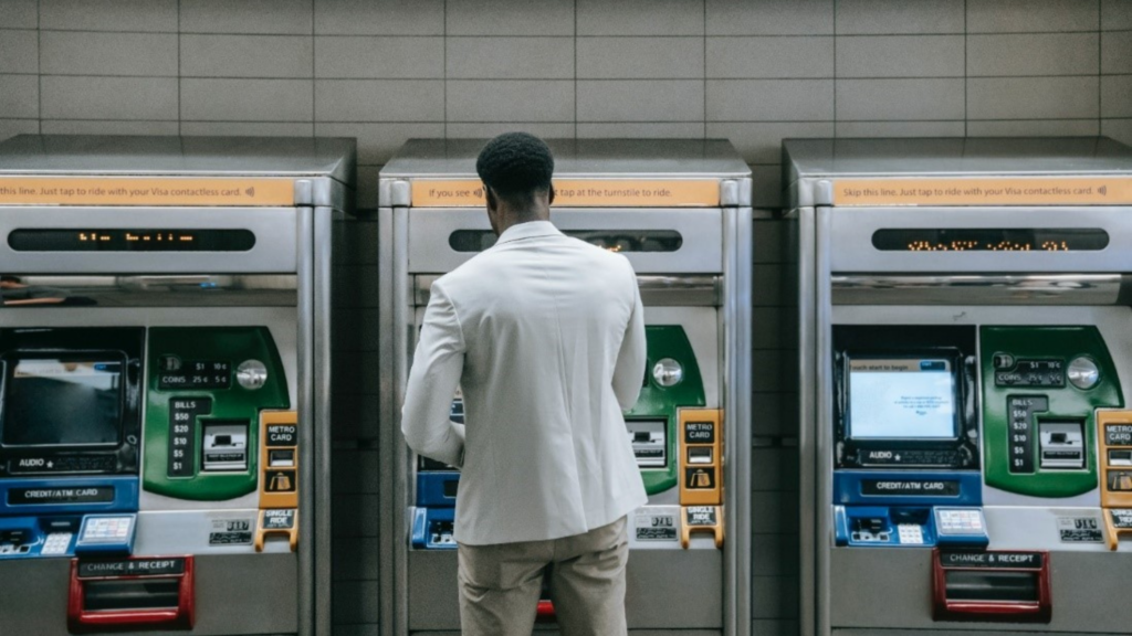 La digitalisation des processus bancaires : Enjeux & apports